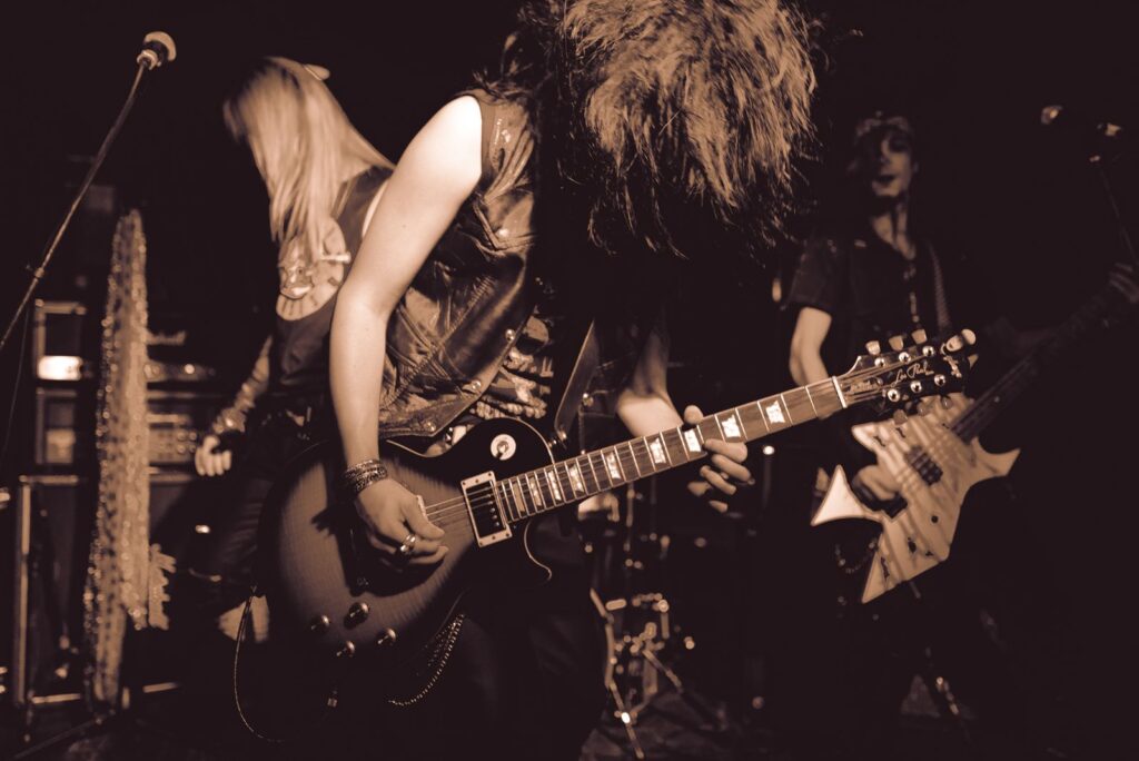 Löve Räzer desvelan el video de "Call of The Wild" | Confined Rock!